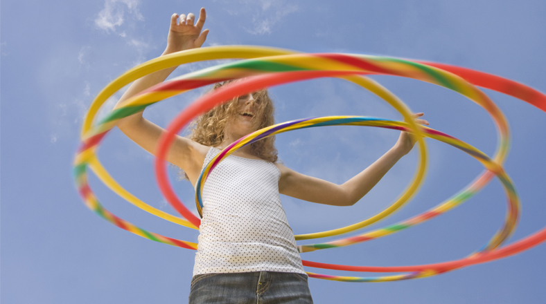 Como Jugando ¿por Qué Hacer Hula Hula Es Un Buen Ejercicio Foto
